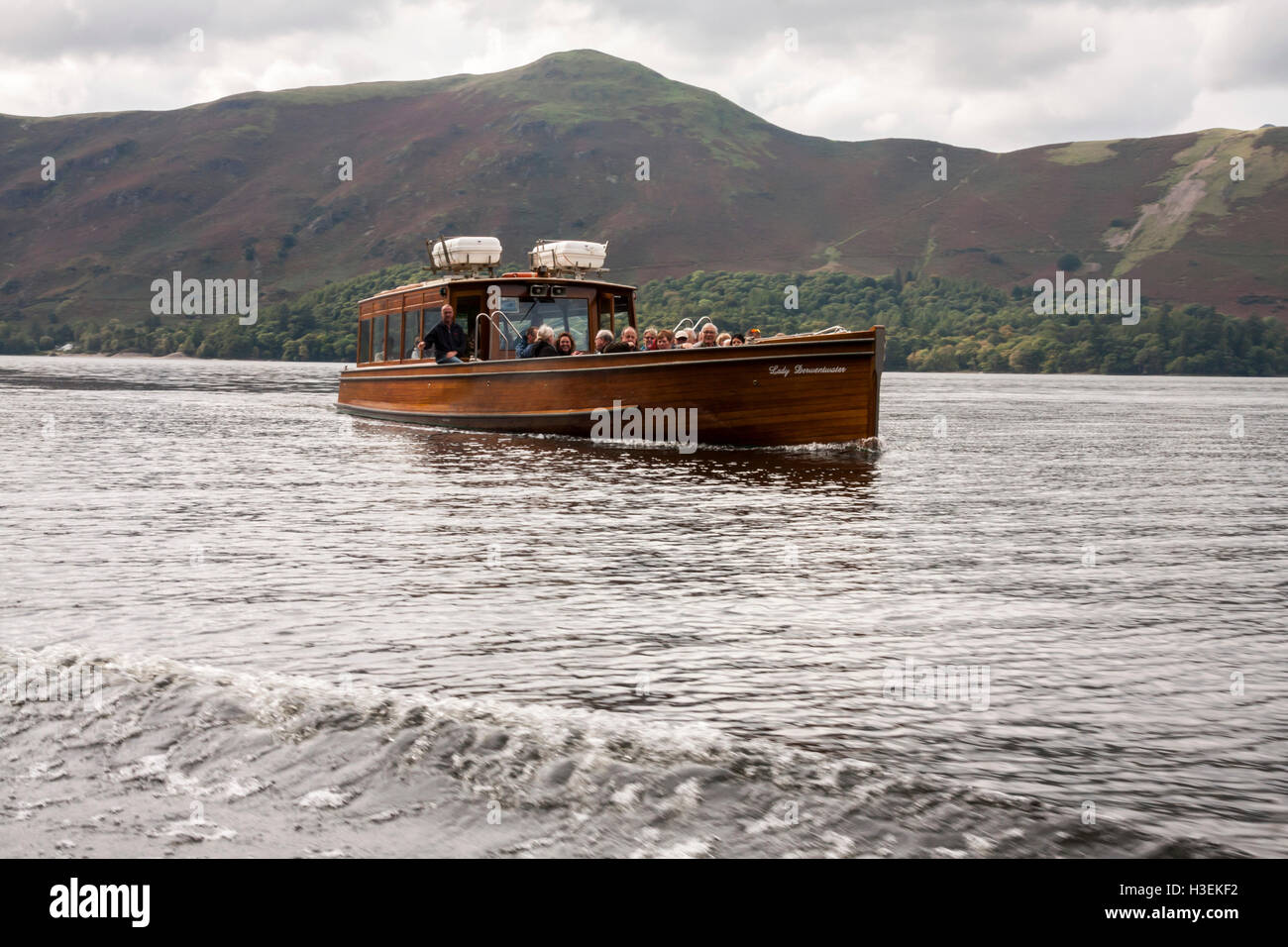 A cruise boat crossing the Derwentwater lake at Keswick in the Lake ...