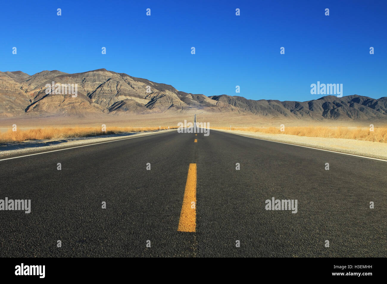 Highway crossing death valley hi-res stock photography and images - Alamy