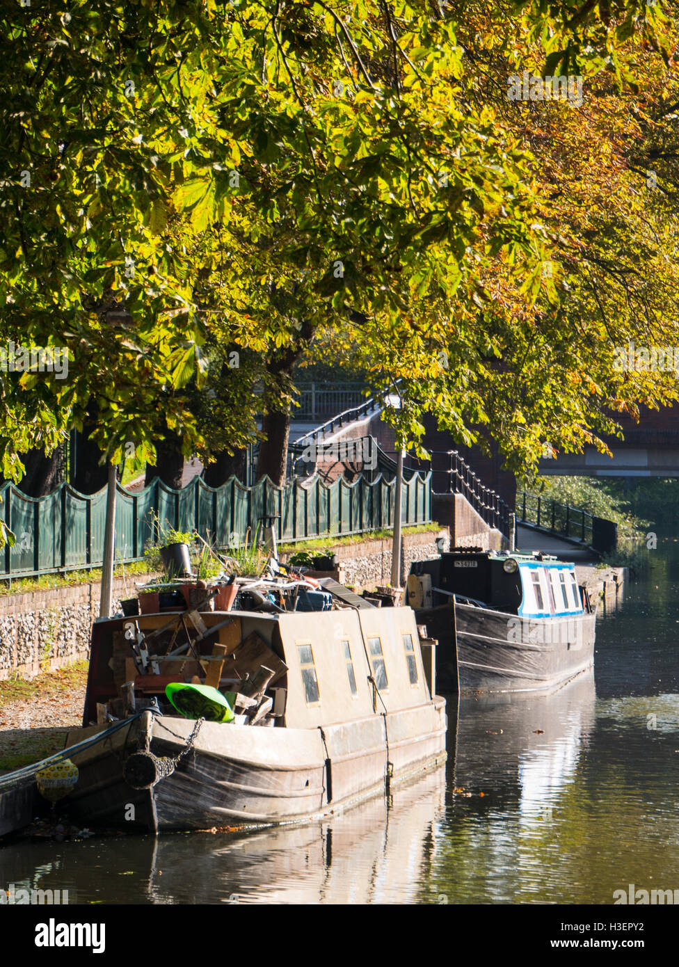 Narrow Boats, The Kennet and Avon Canal, Reading Berkshire, England, UK ...