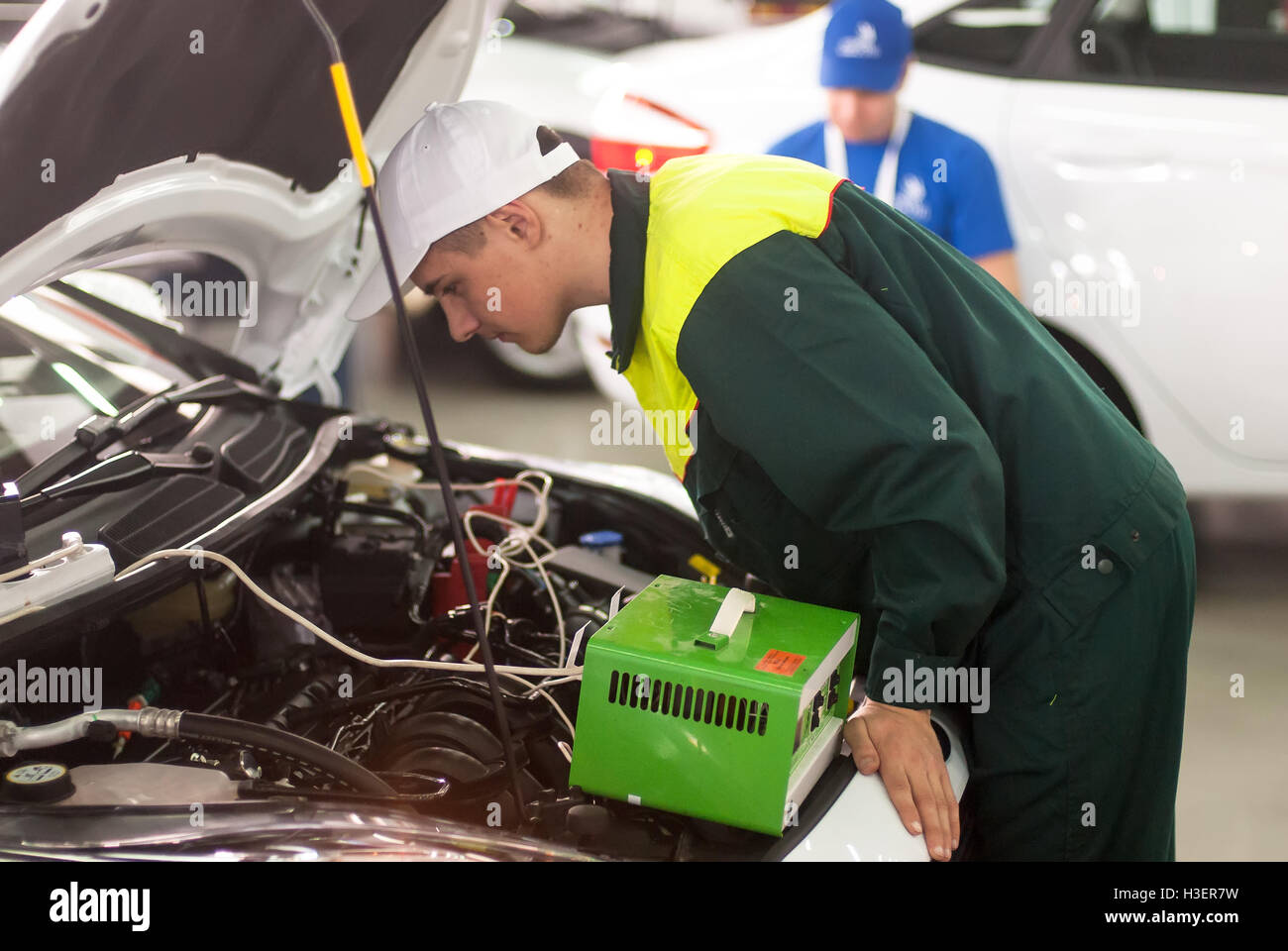 Young apprentice mechanic hi-res stock photography and images - Alamy