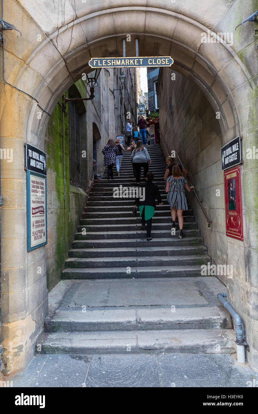 Fleshmarket Close in the old town of Edinburgh, Scotland Stock Photo ...