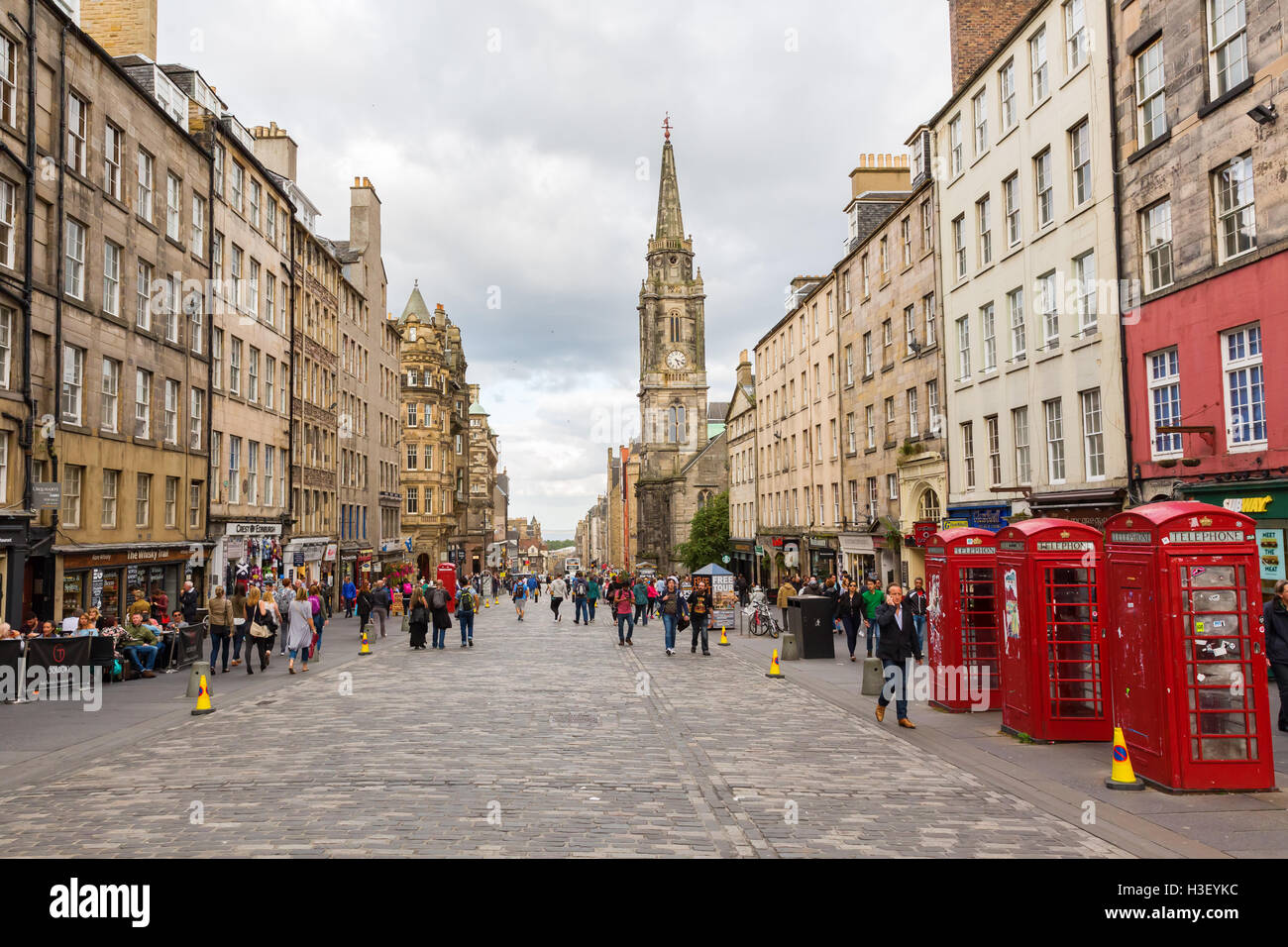 Cobblestone street in edinburgh scotland hi-res stock photography and ...