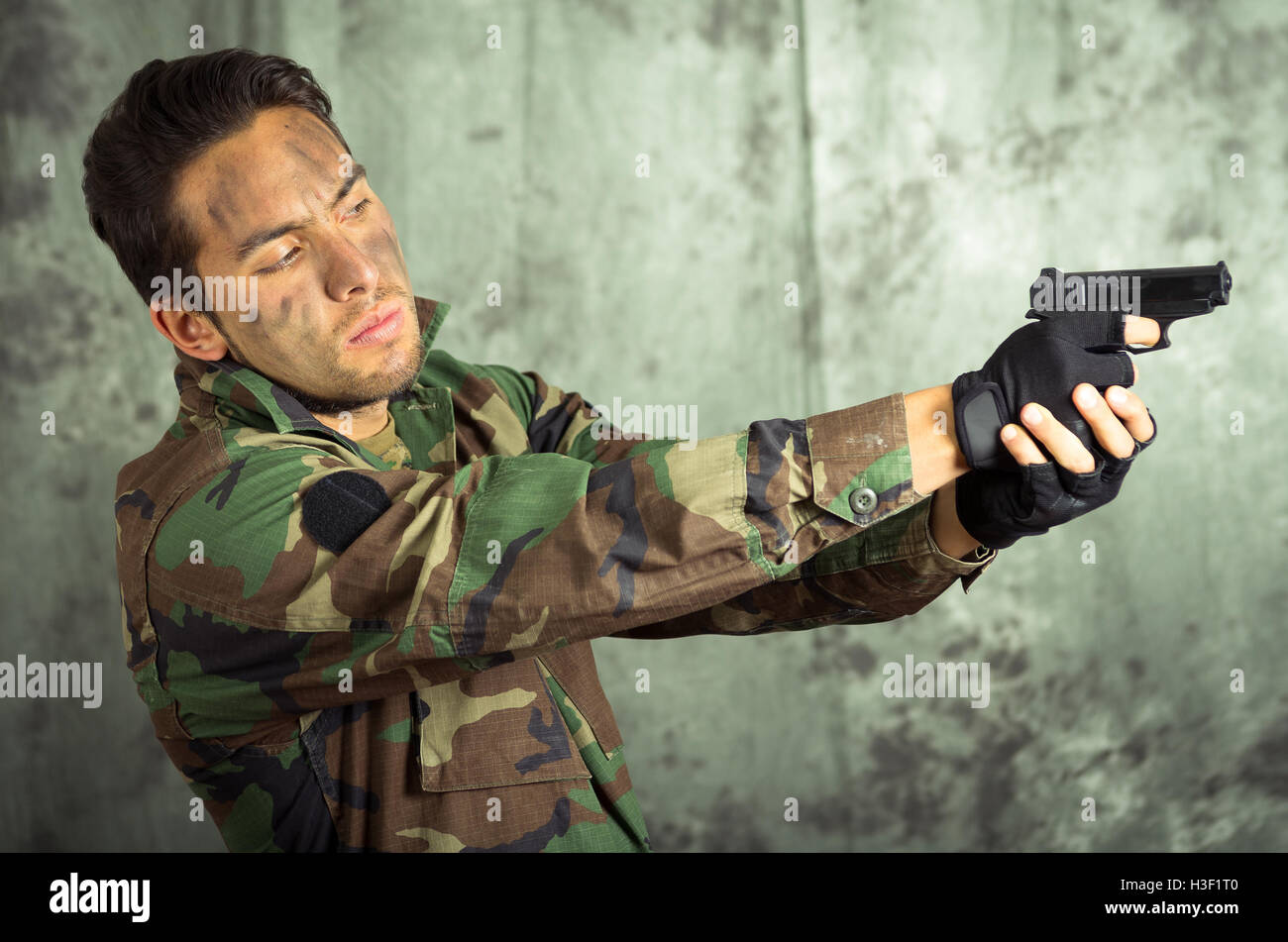 Pointing machine gun hi-res stock photography and images - Alamy