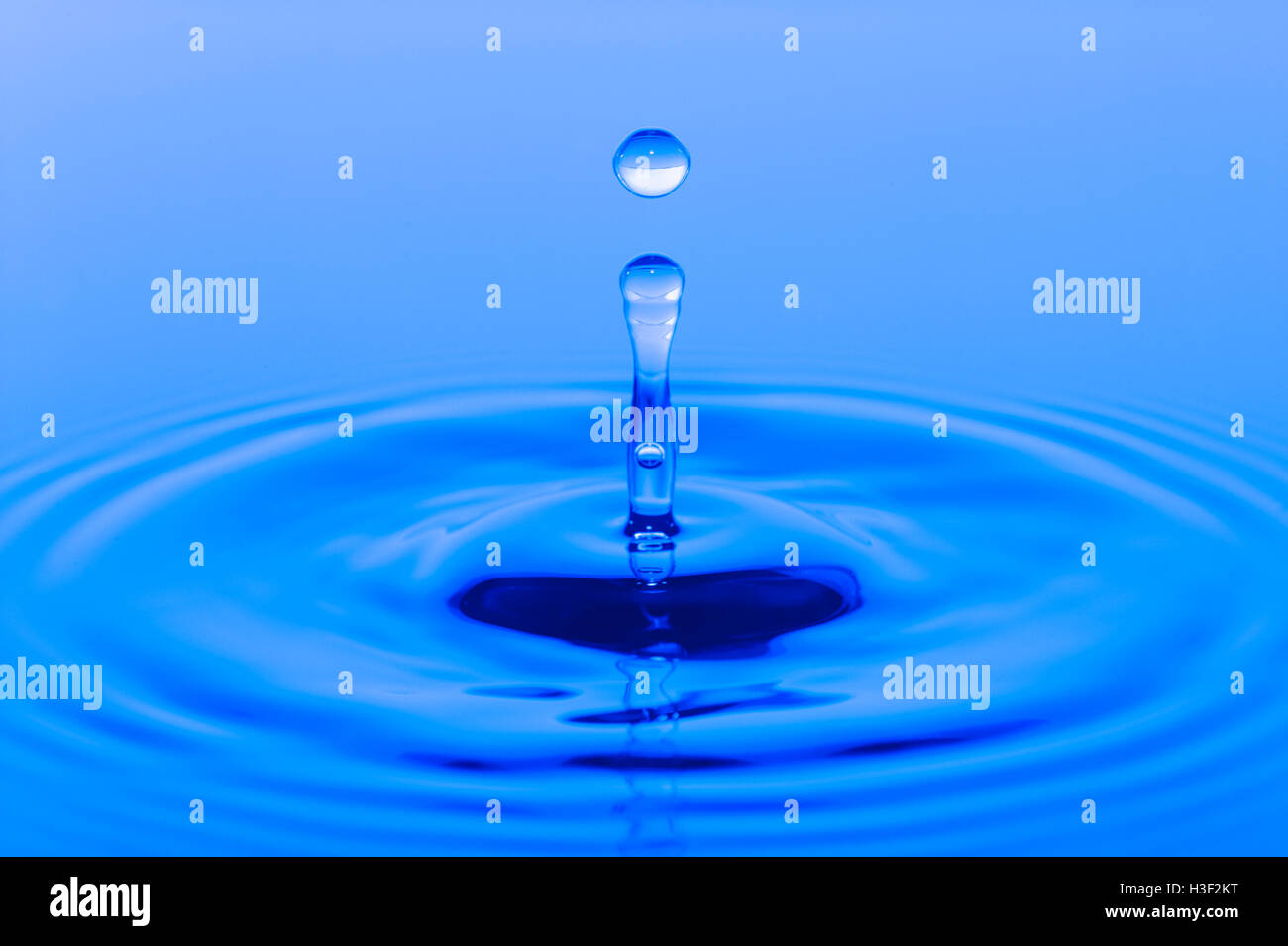 Water drop falling on water surface hi-res stock photography and images ...