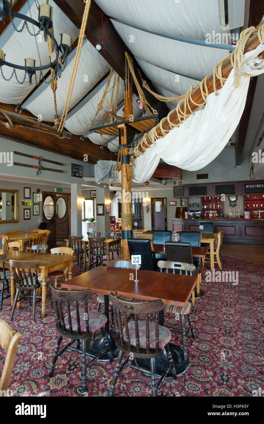 Riverside houses restaurants bars hi-res stock photography and images ...