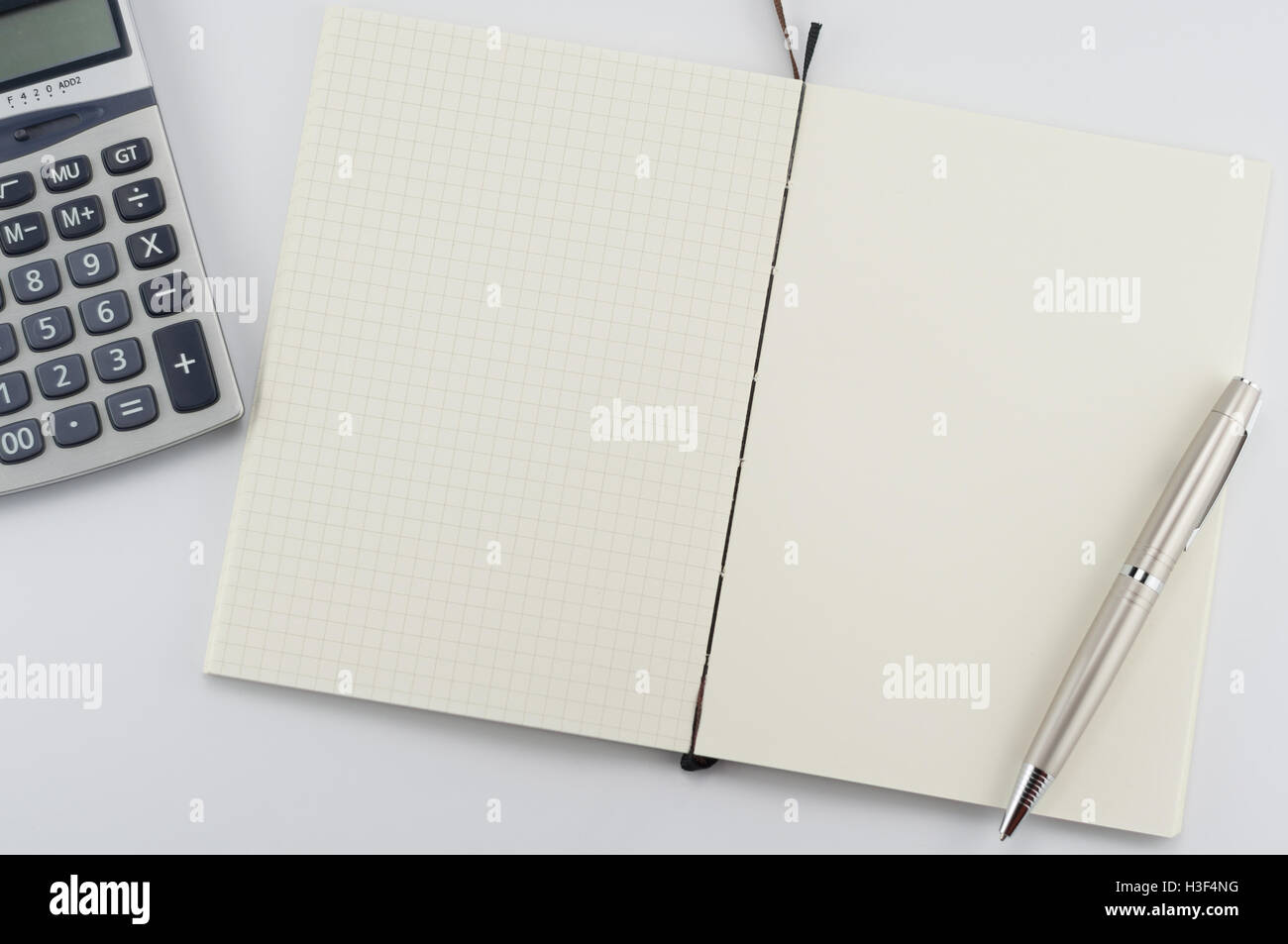 Man hand pen calculator hi-res stock photography and images - Alamy