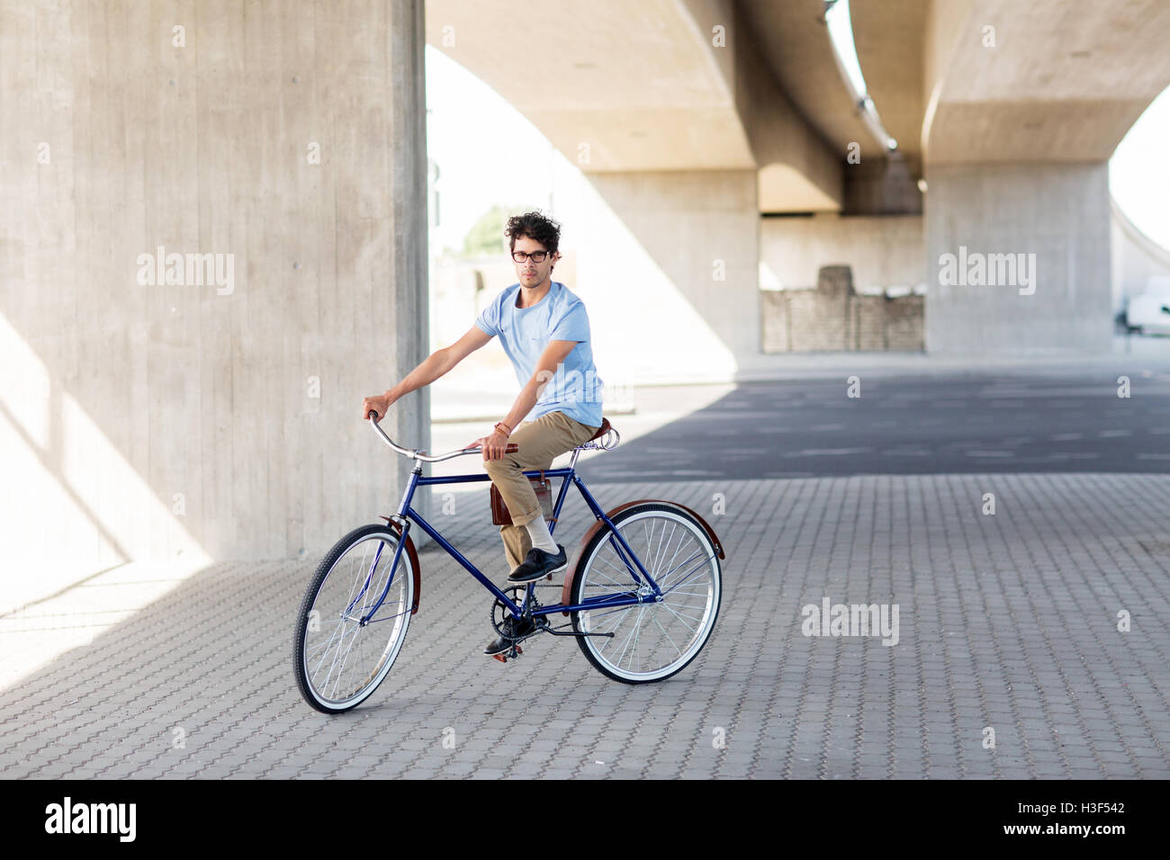 young hipster man riding fixed gear bike Stock Photo - Alamy