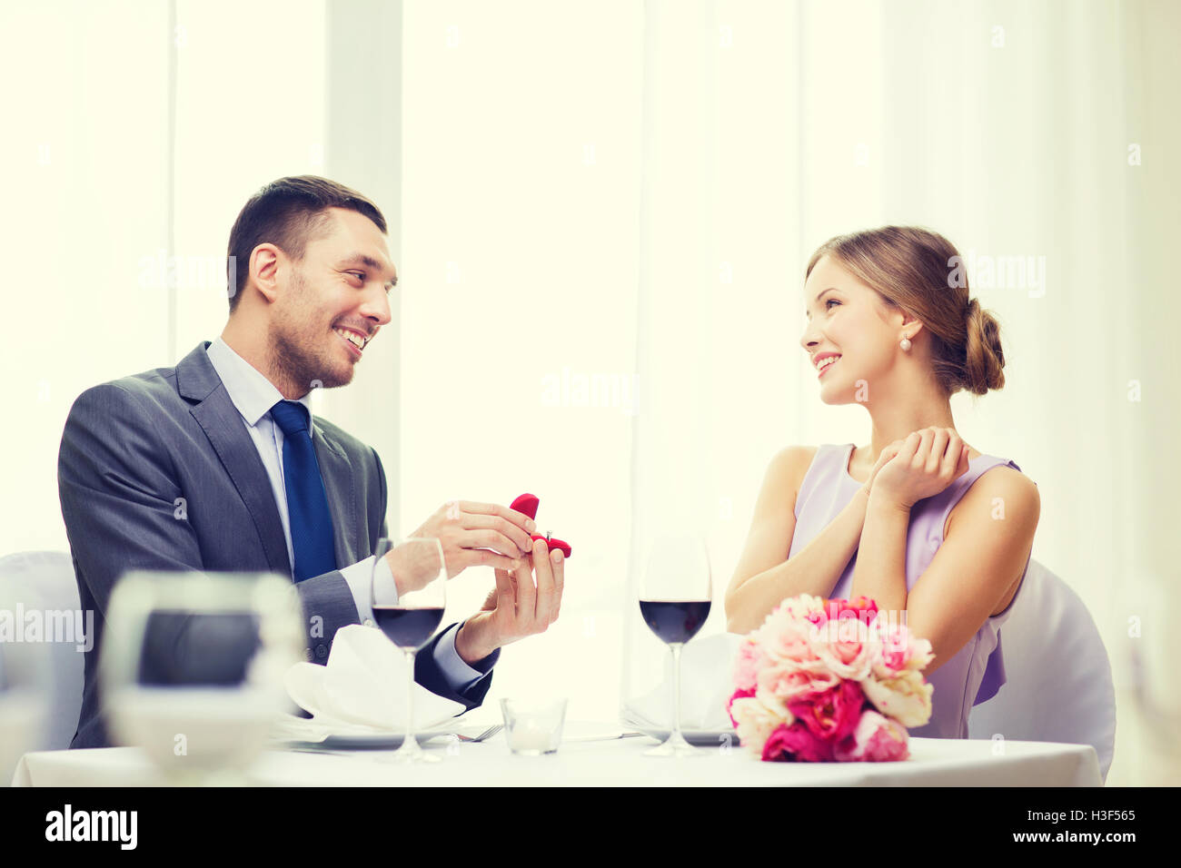 man proposing to his girlfriend at restaurant Stock Photo - Alamy