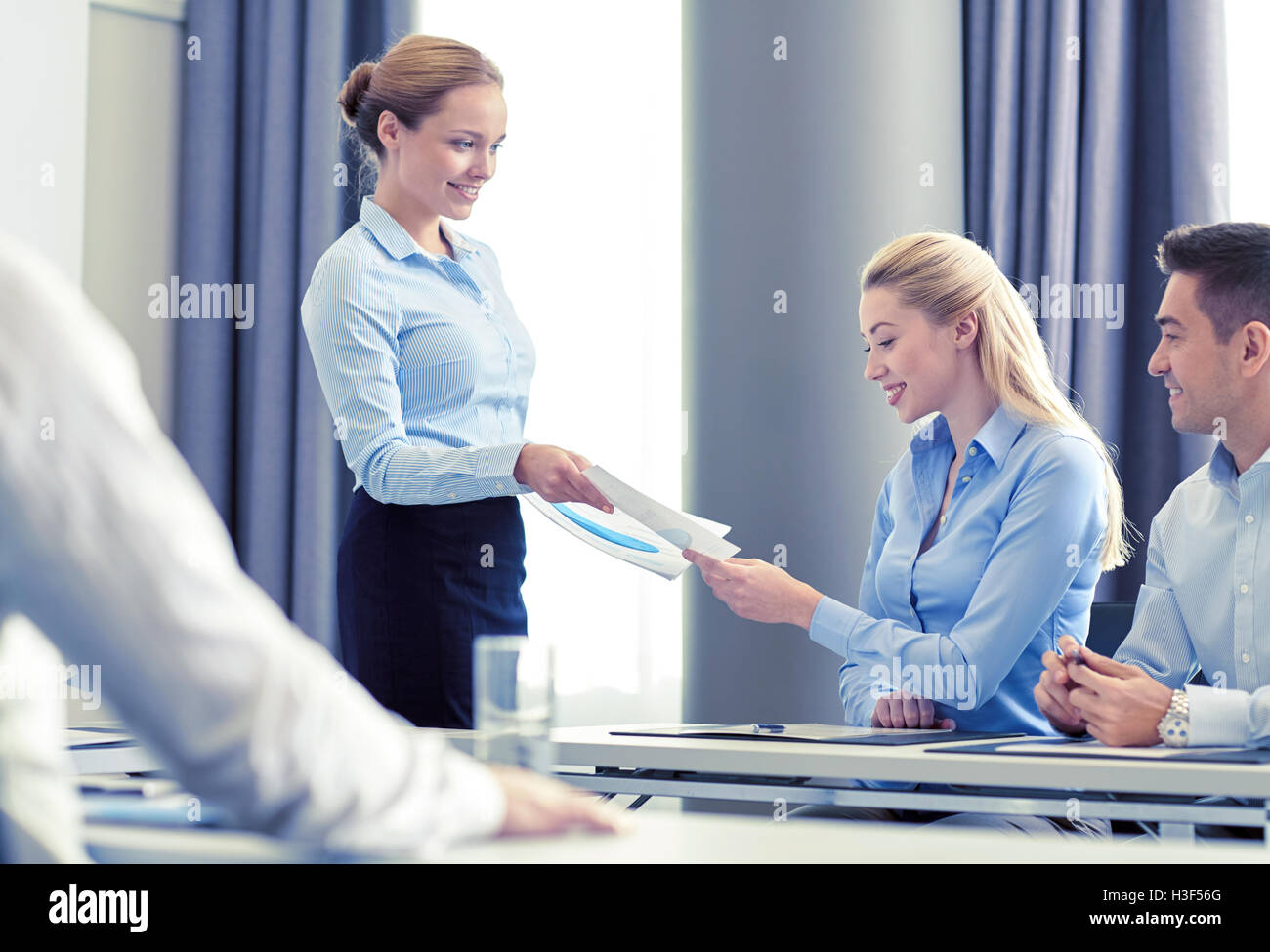 Giving papers hi-res stock photography and images - Alamy
