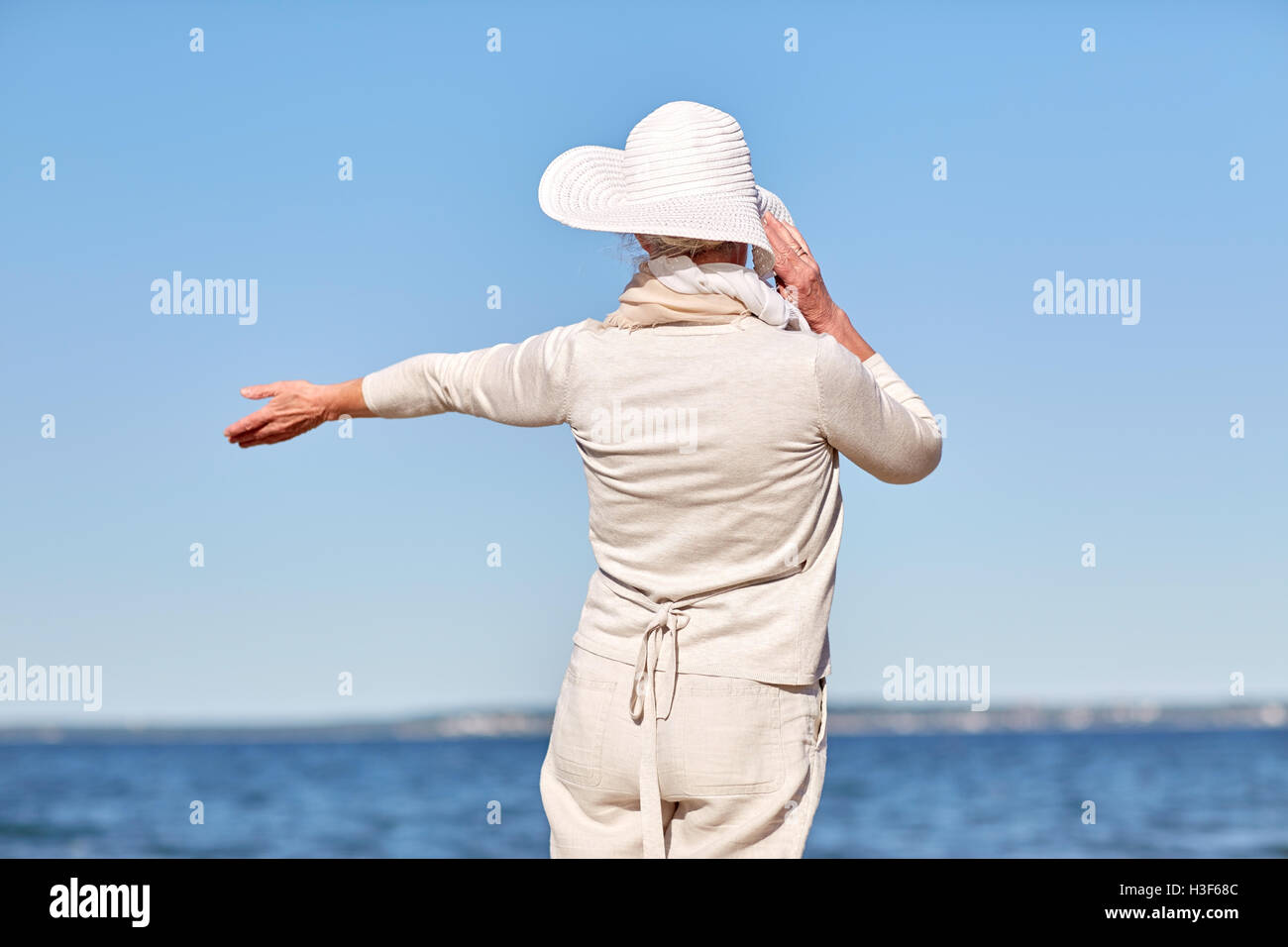 Woman back view senior sun hi-res stock photography and images - Alamy