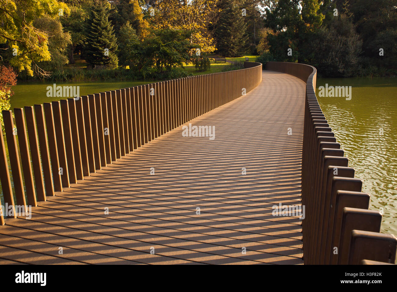 The Sackler Crossing footbridge in Kew Gardens Stock Photo - Alamy