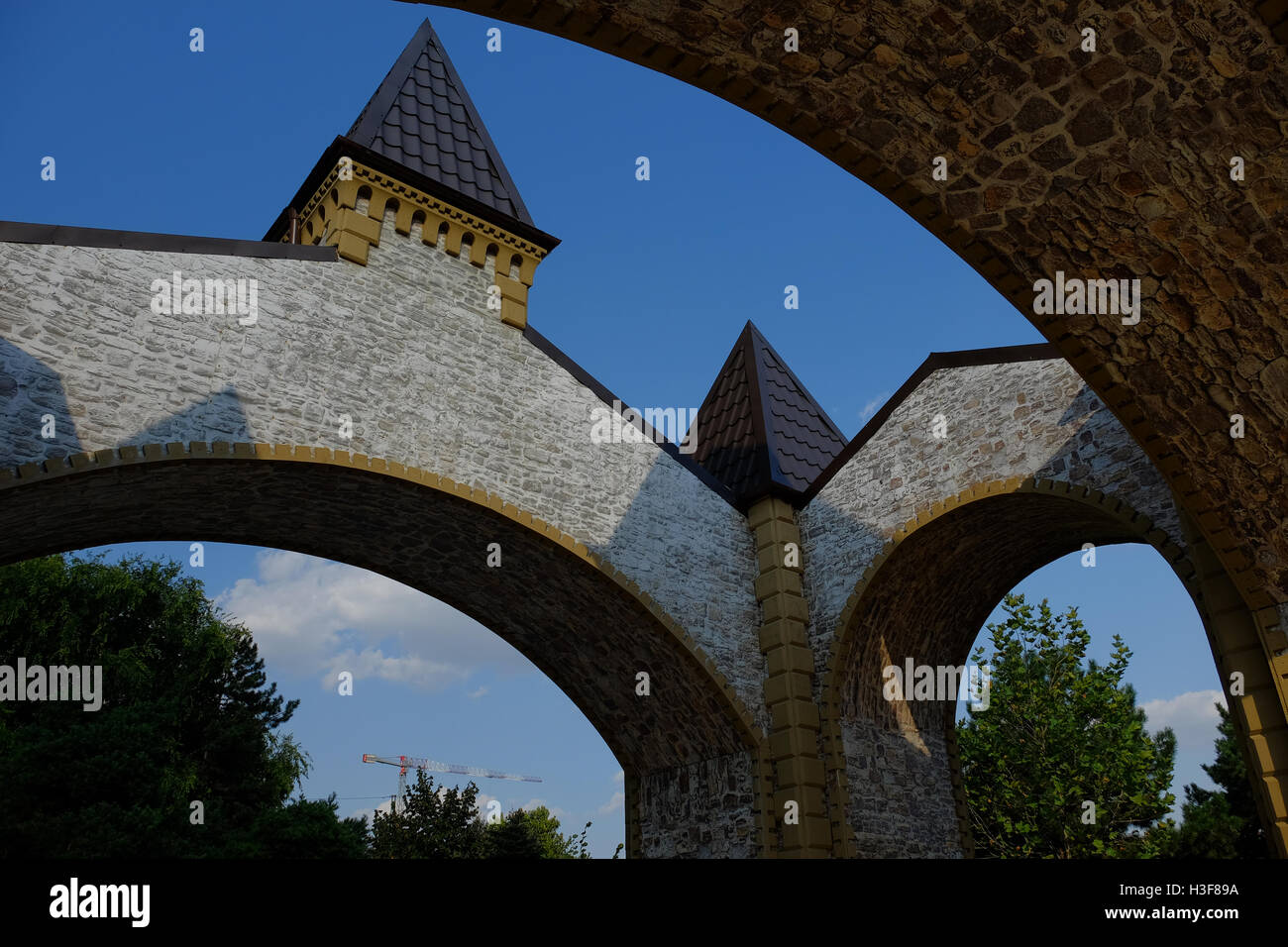Stone castle gate hi-res stock photography and images - Alamy