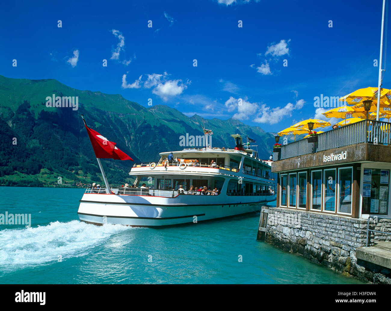 Ferry boat leaving Iseltwald, Lake Brianz (Brienzersee), Berneses ...