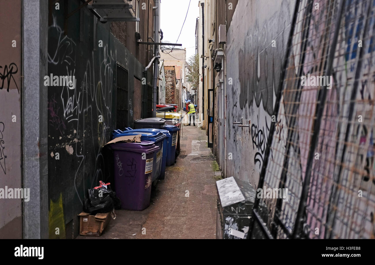 Dark alleyway uk hi-res stock photography and images - Alamy