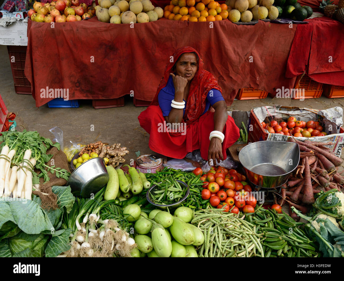 Street fruit vendor india cart hi-res stock photography and images - Alamy