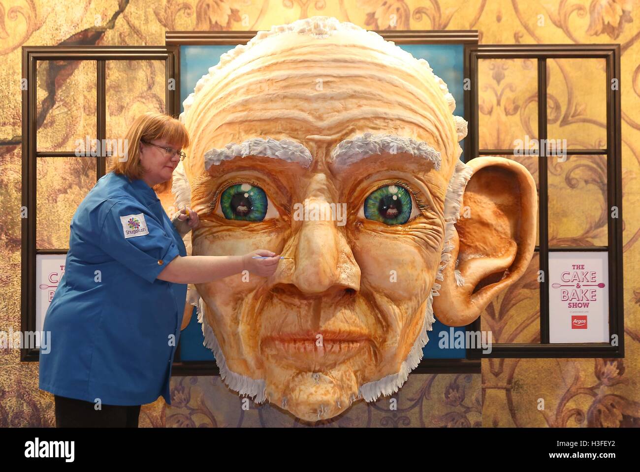 Sugar artist Jacqui Kelly puts the finishing touches to her sugar ...