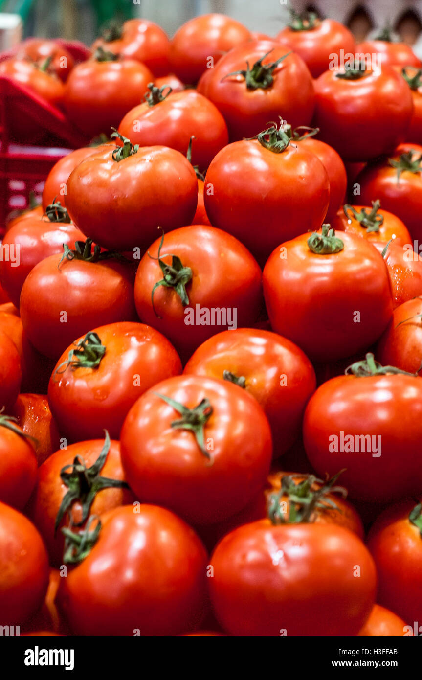 Fresh tomato display at the farmers Market Stock Photo - Alamy