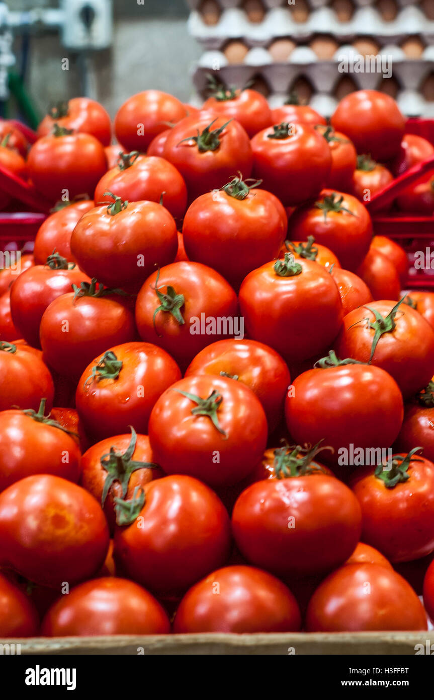 Fresh tomato display at the farmers Market Stock Photo - Alamy