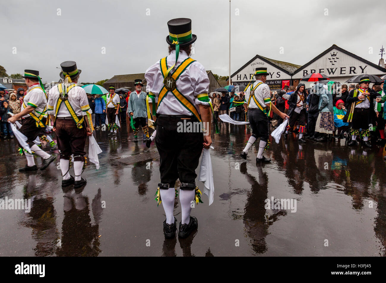 Old english dancers hi-res stock photography and images - Alamy