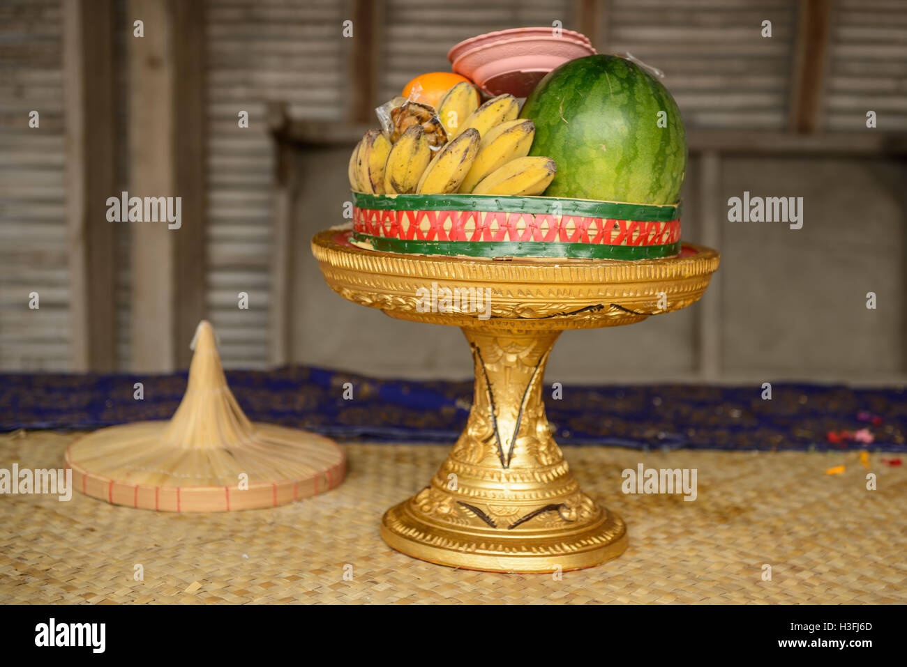 Offering at the temple hi-res stock photography and images - Alamy