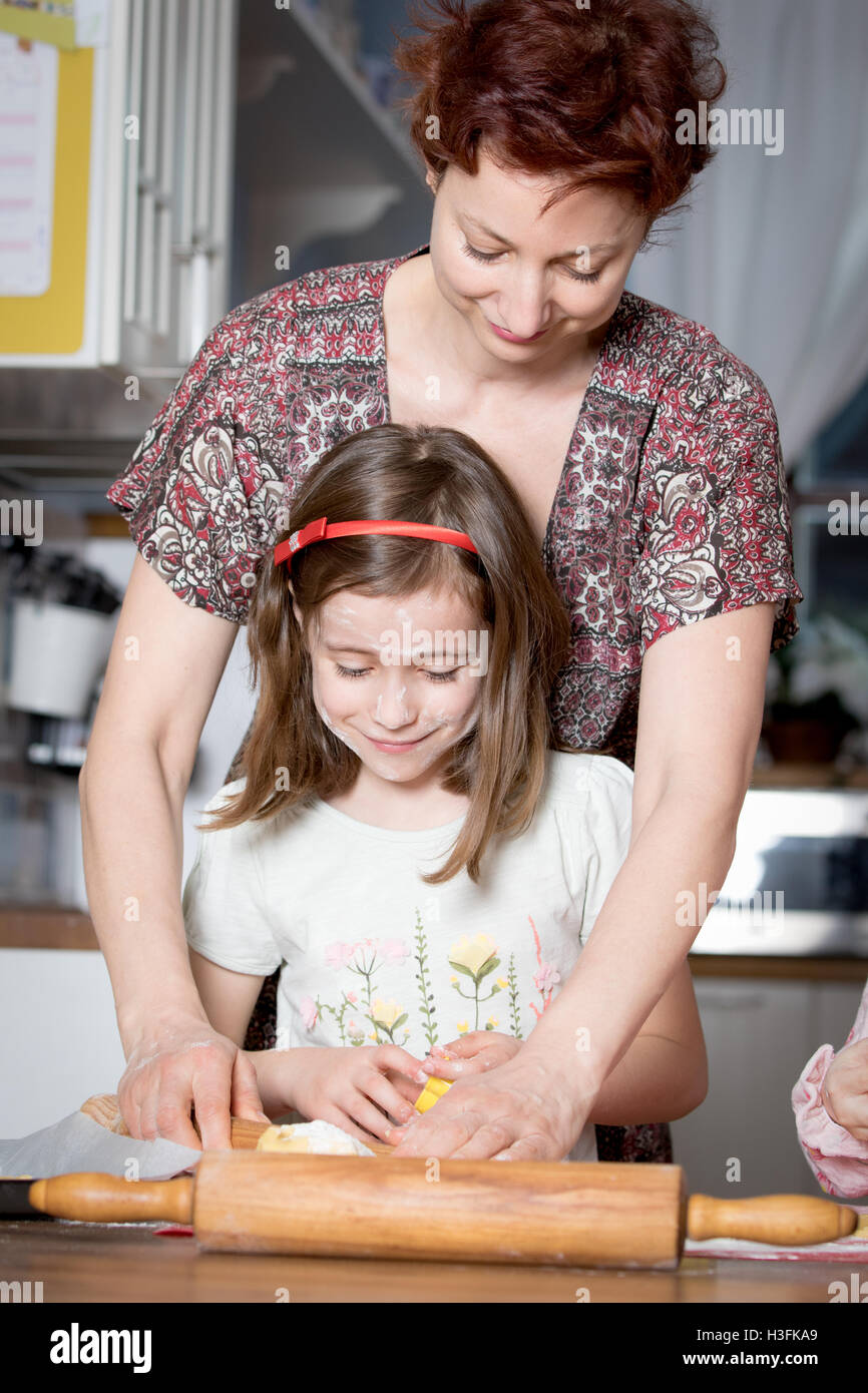 Helping mum hi-res stock photography and images - Alamy