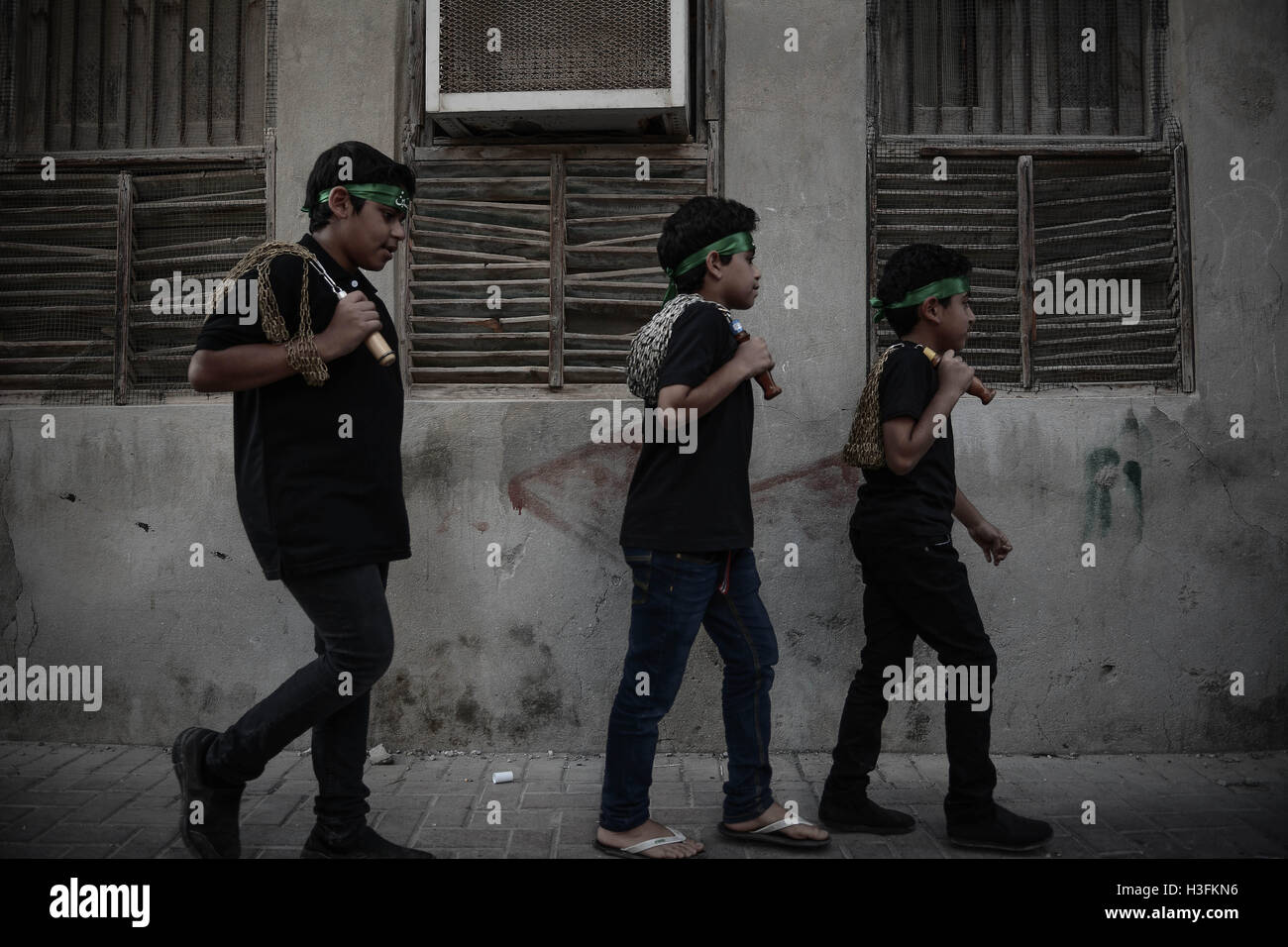 Manama, Bahrain. 07th Oct, 2016. Bahraini children dressed in black and ...
