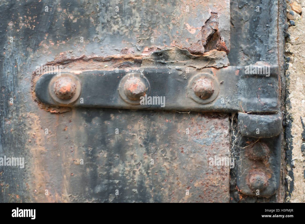 Closeup of an old, rusted hinge of a door or gate Stock Photo - Alamy