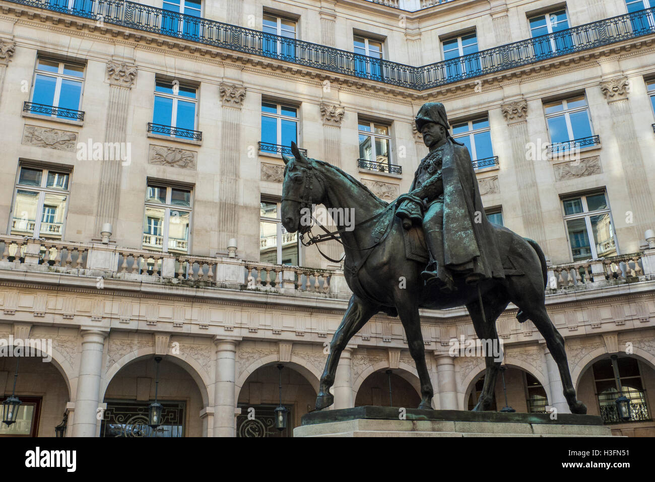 King edward statue hi-res stock photography and images - Alamy