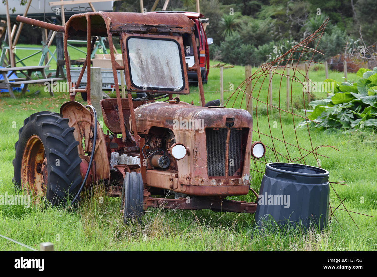 Rusty tractor green grass Stock Photo - Alamy