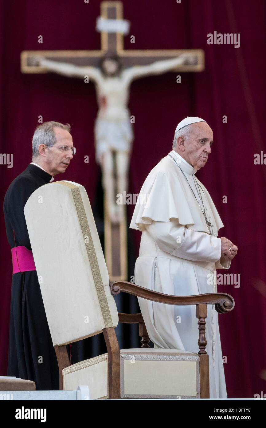 Vatican City, Vatican. 08th Oct, 2016. Pope Francis attends a Marian ...