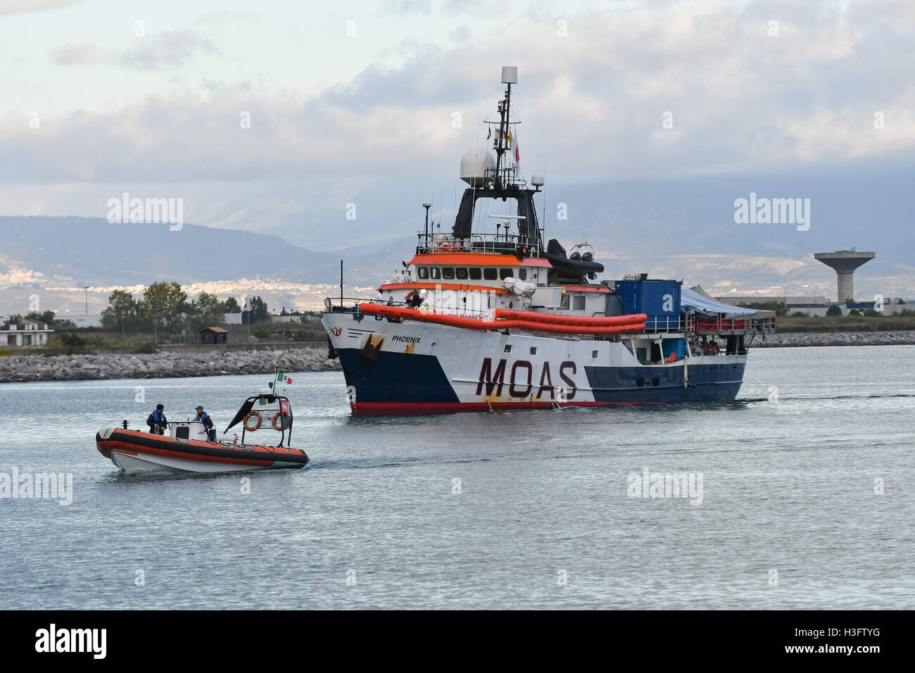 Calabria, Italy. 08th Oct, 2016. The Phoenix ship from wich landed 415 ...