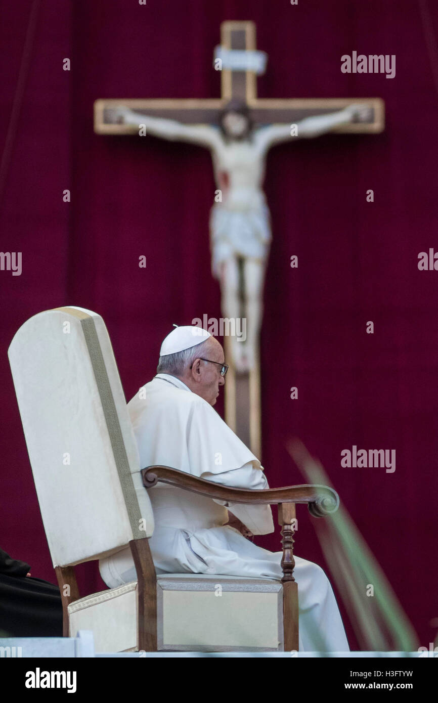 Vatican City, Vatican. 08th Oct, 2016. Pope Francis attends a Marian ...