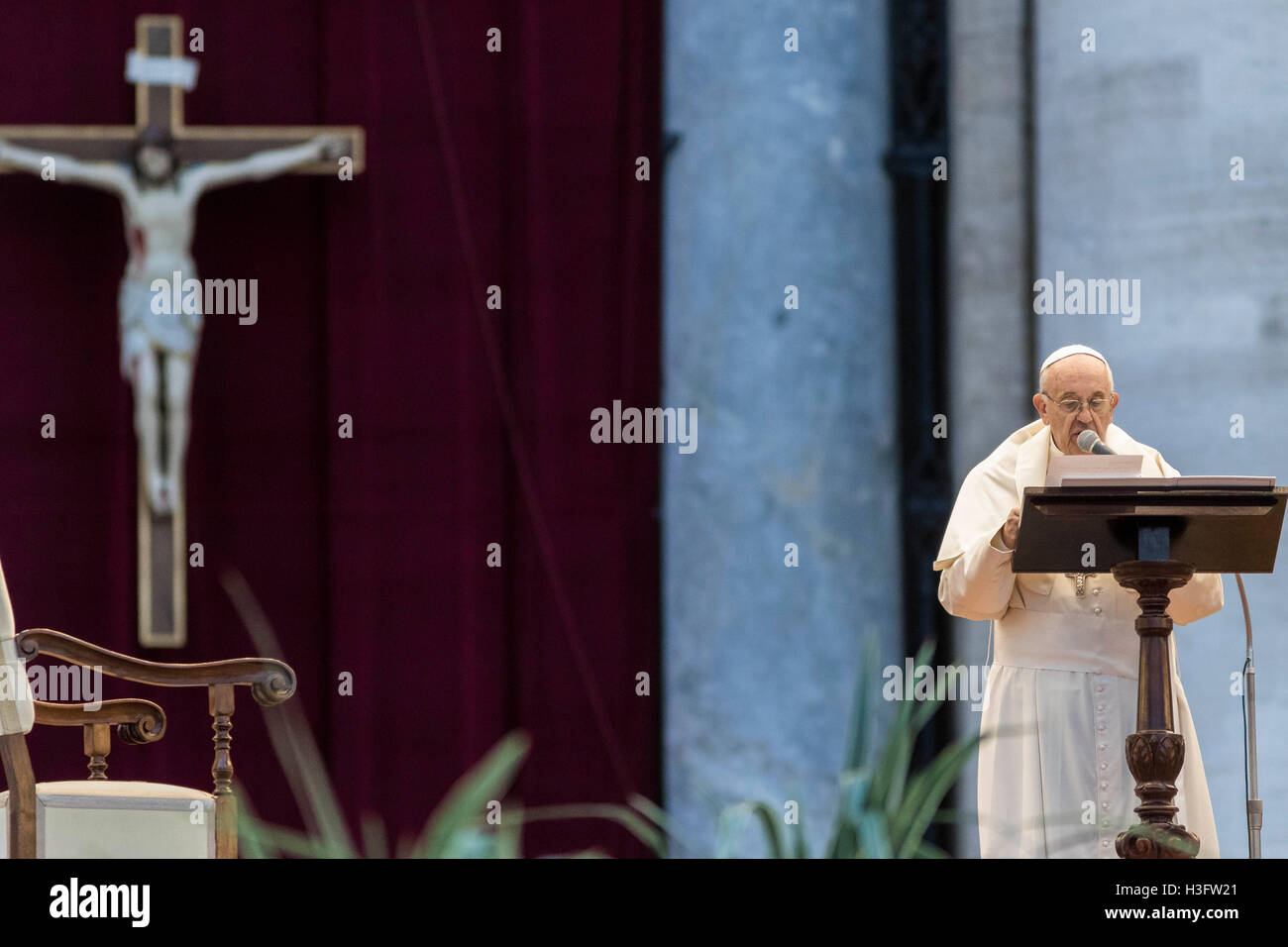 Vatican City, Vatican. 08th Oct, 2016. Pope Francis delivers his homily ...