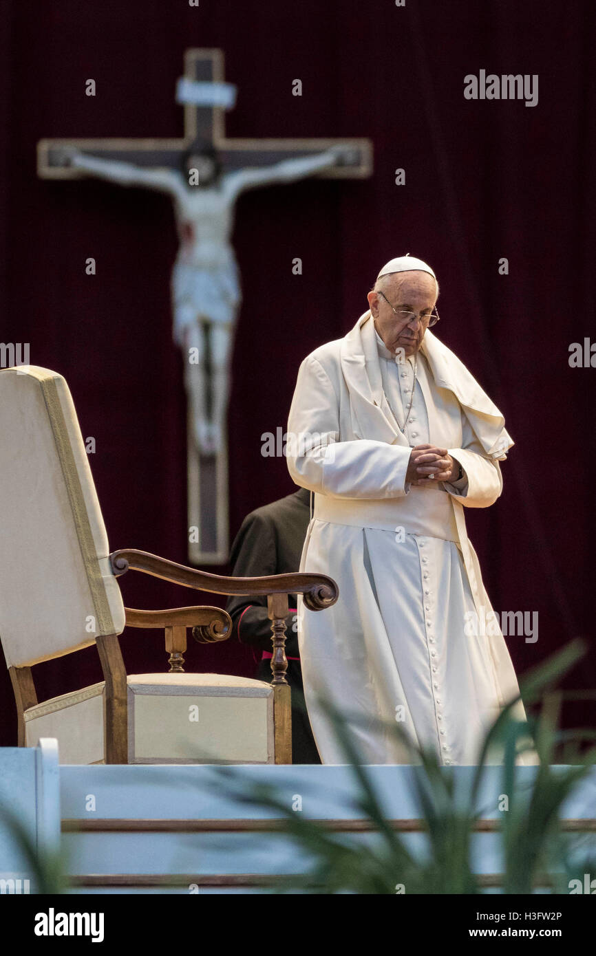 Vatican City, Vatican. 08th Oct, 2016. Pope Francis attends a Marian ...
