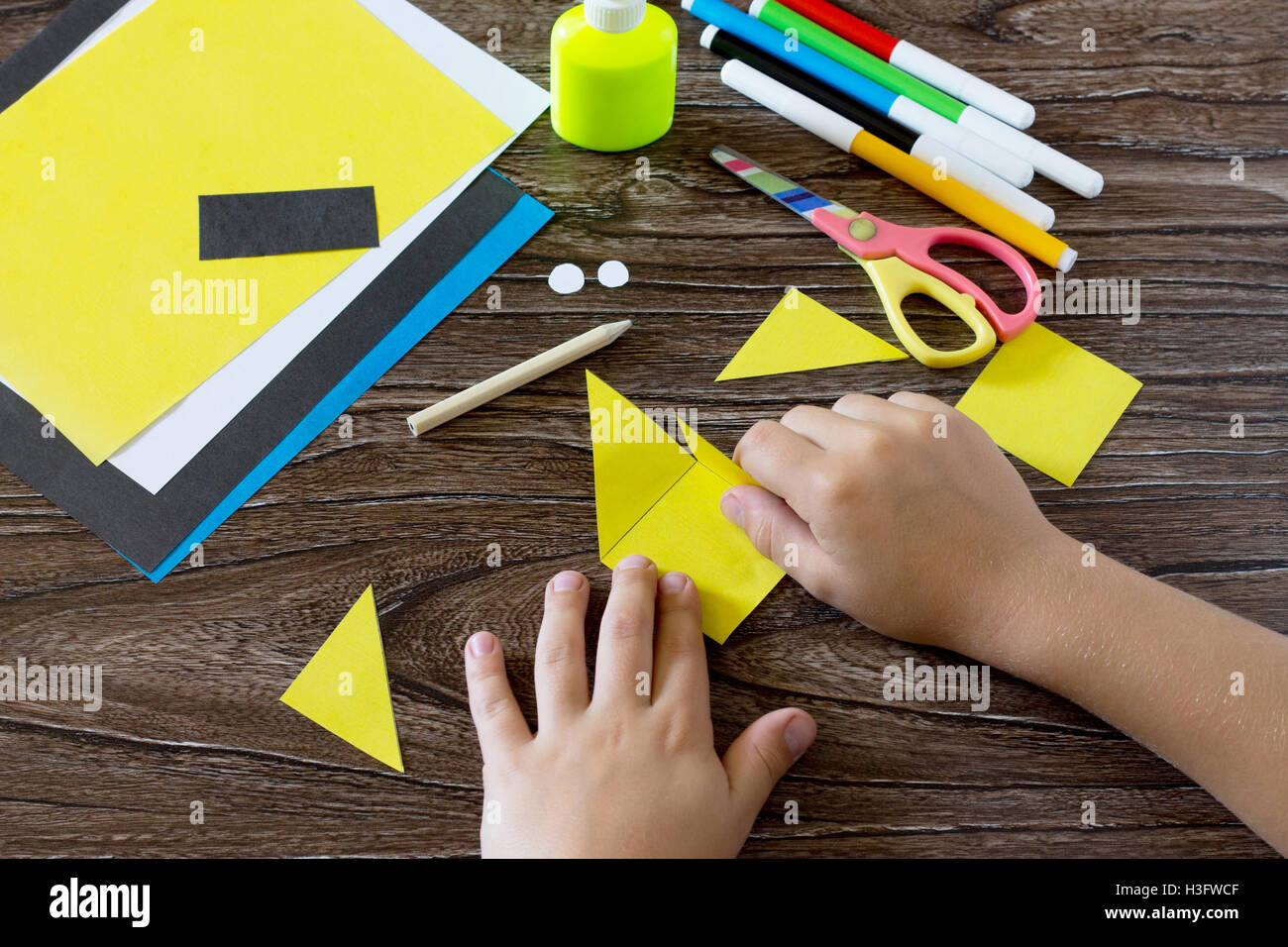 The child makes a book with a bookmark mignon. The child bonded items ...