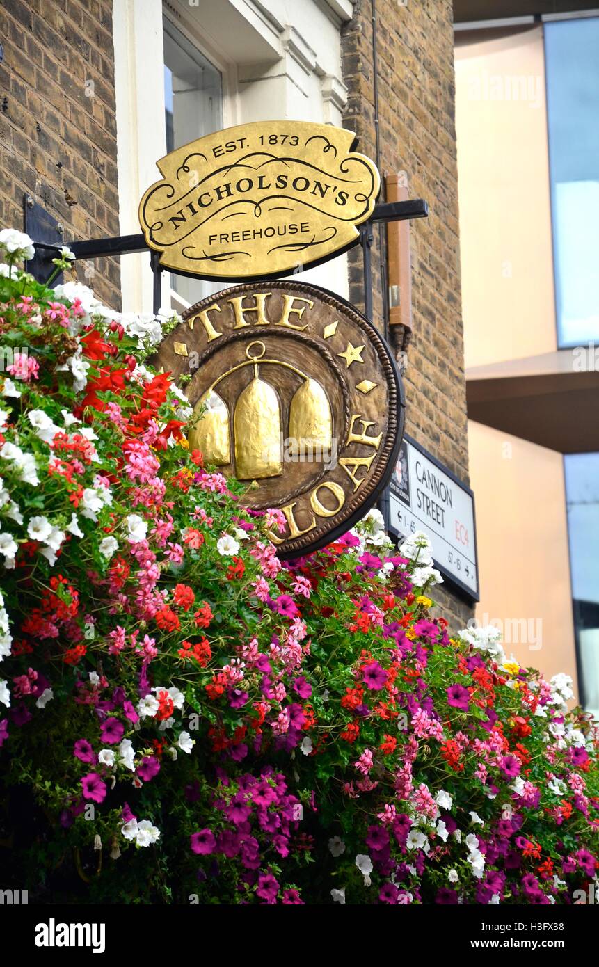Nicholsons pub hi-res stock photography and images - Alamy