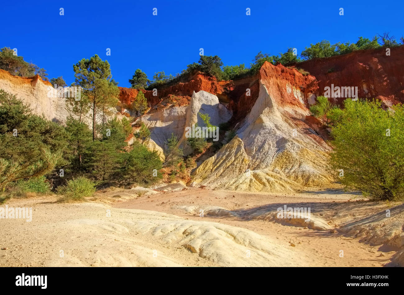 Rustel Ockerfelsen - Rustel Colorado, Ochre, Luberon, Provence, France ...