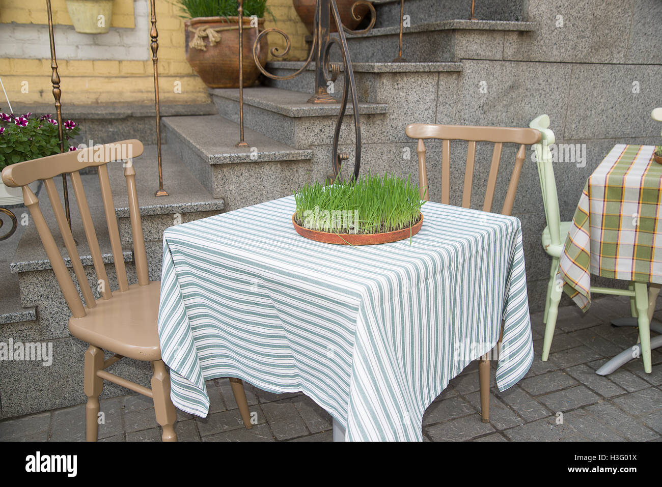 Restaurant table on grass hi-res stock photography and images - Alamy
