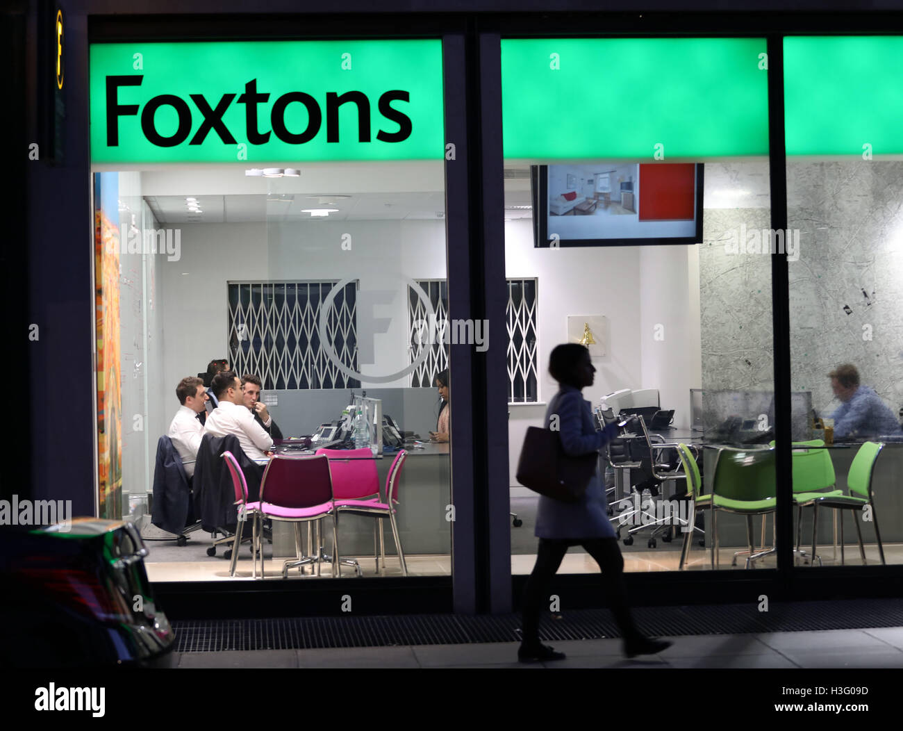 Estate working hi-res stock photography and images - Alamy