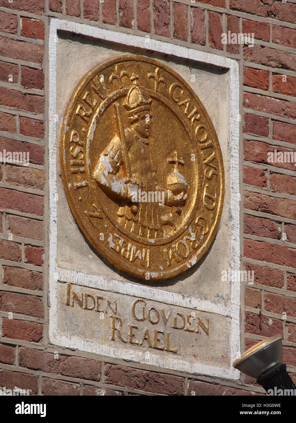 This image shows the gevelsteen (decorative stone plaque) of *In den ...