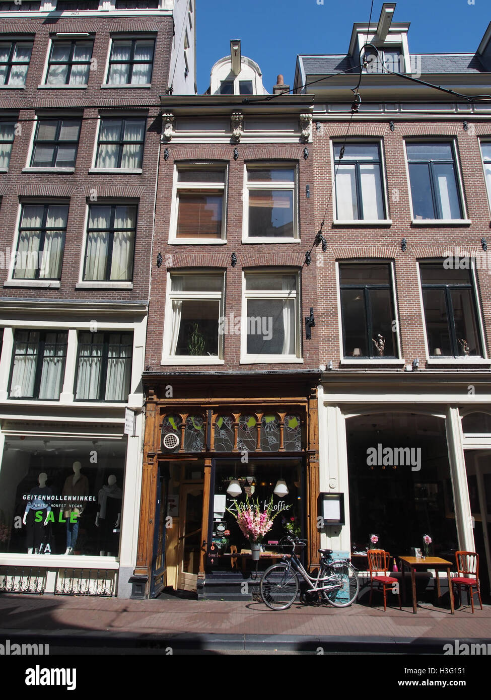 The painting titled 'Utrechtse straat Zuivere Koffie' depicts a ...