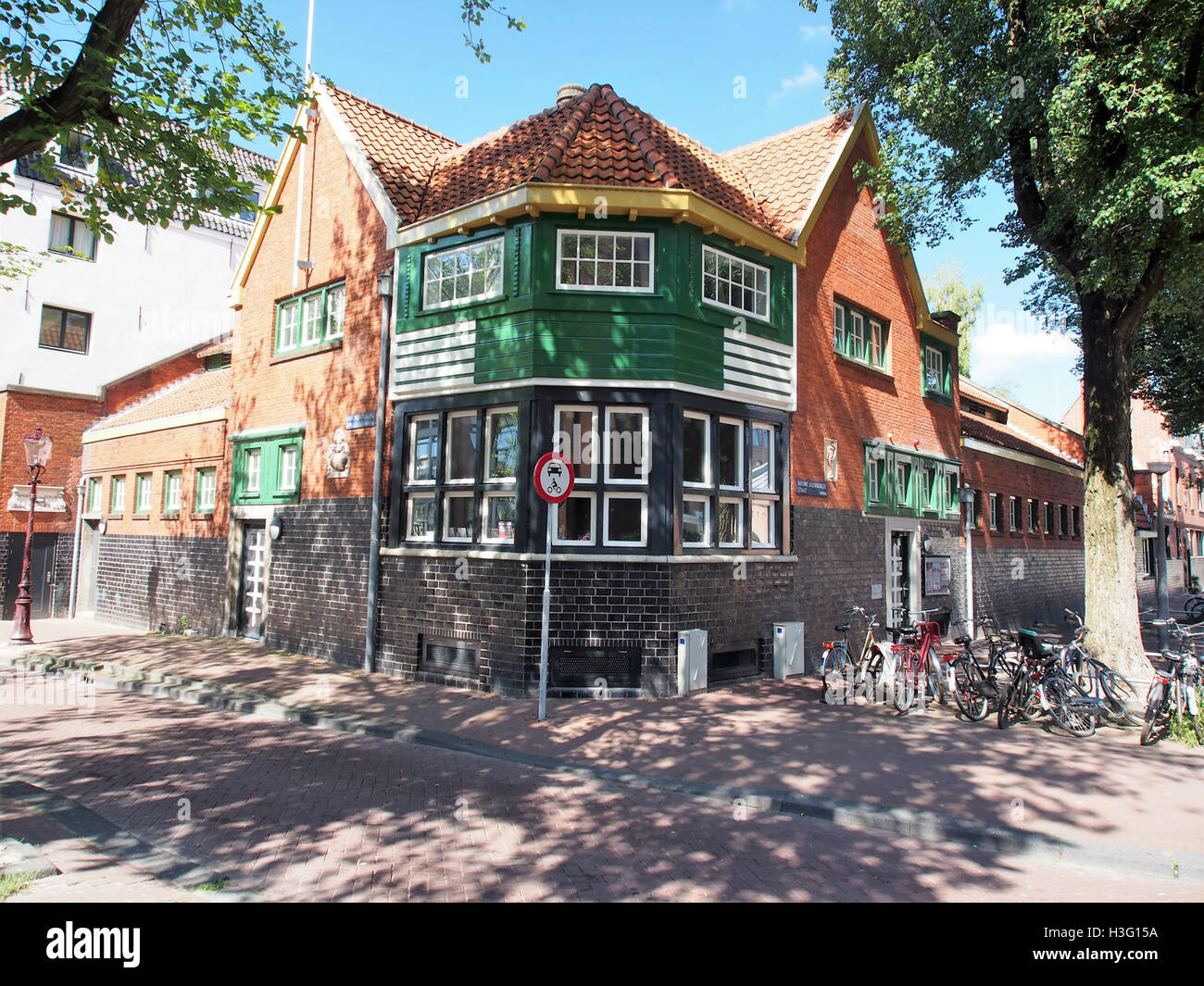 This image depicts the intersection of Houtkopersburgwal and Nieuwe ...