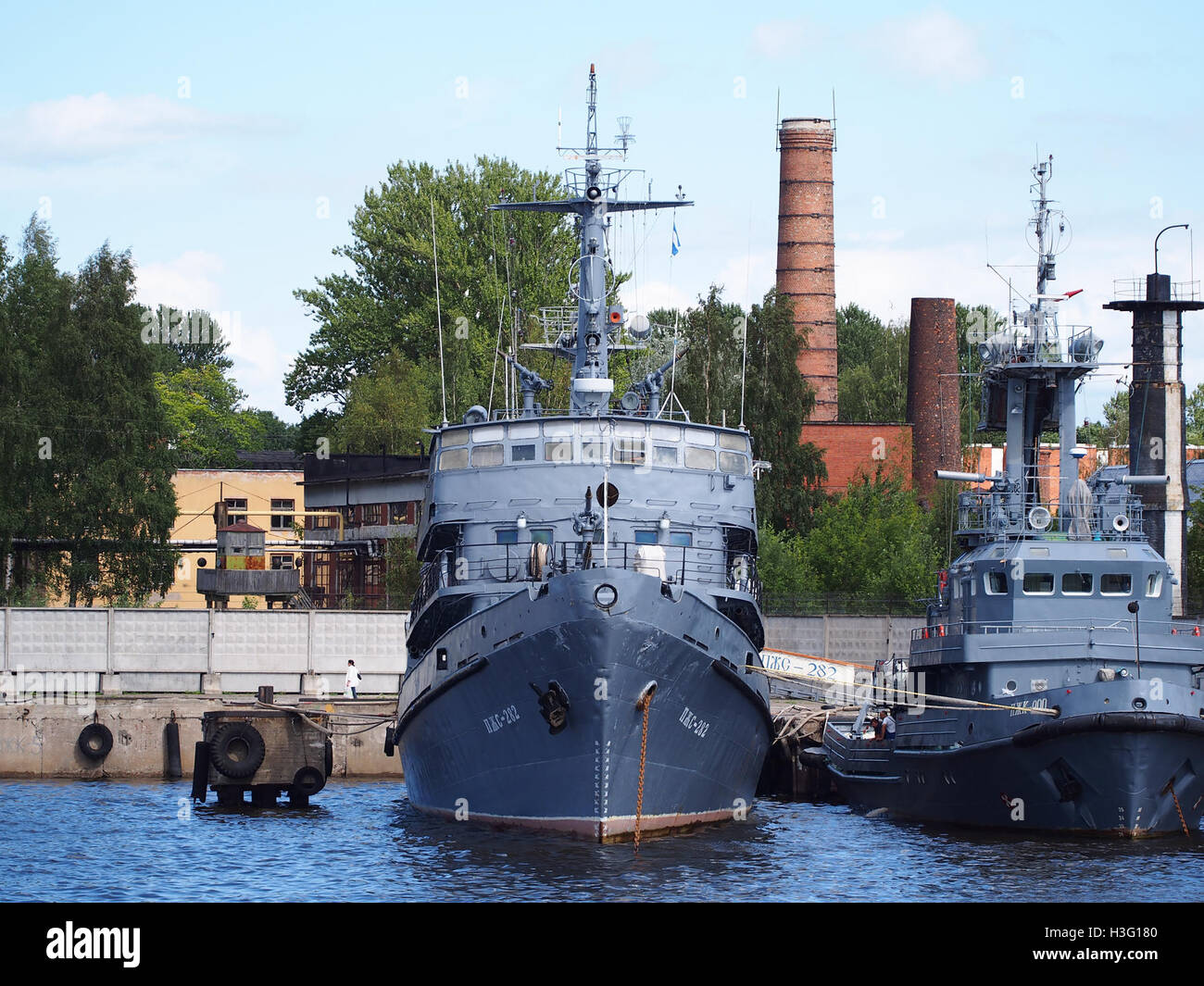 This image shows a Russian navy ship with the hull number ???-282. The ...
