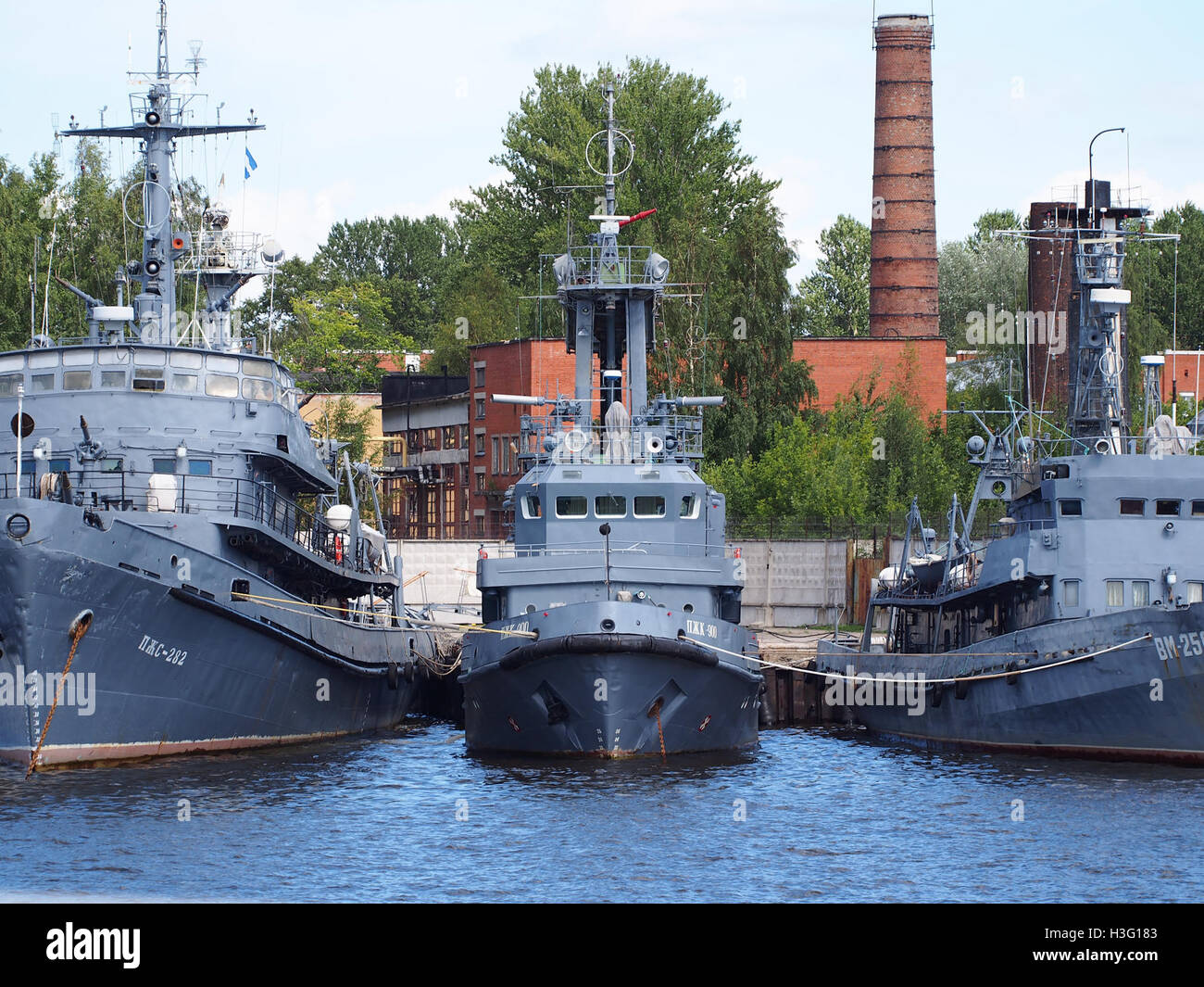 This image shows a Russian navy ship, identified by its vessel number ...