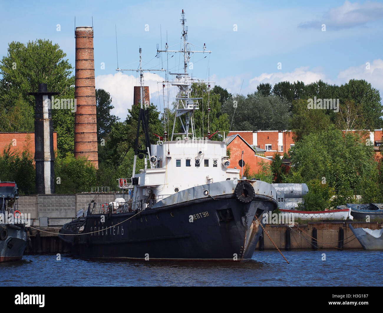 A photograph of a Russian navy ship, identified by its hull number and ...