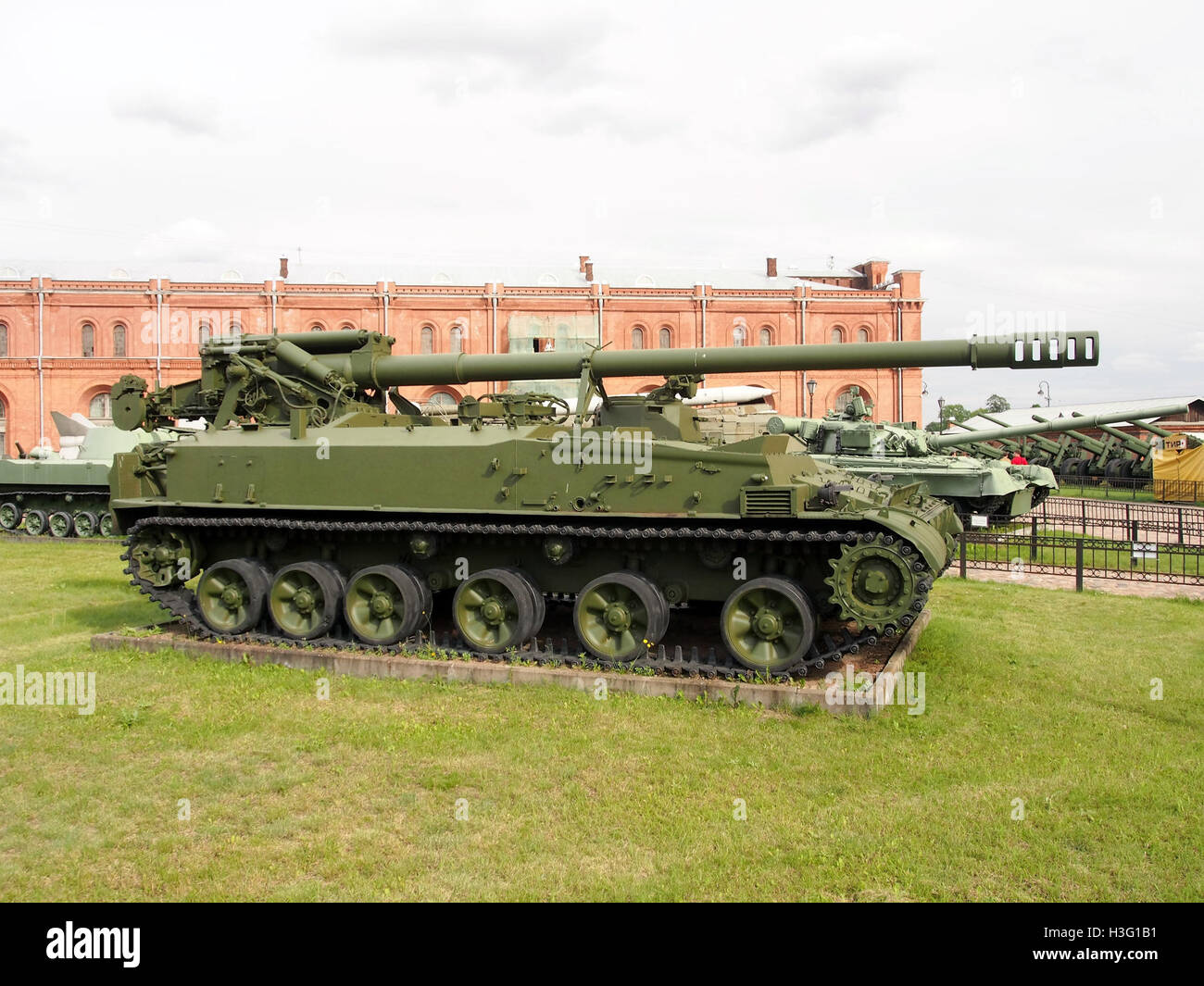 The 2S5 Giatsint-S is a Soviet-made self-propelled artillery system ...