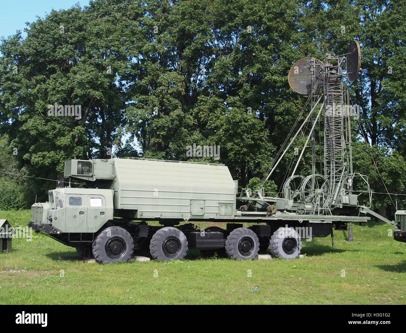 This image features a 15V75 signal vehicle displayed in the Artillery ...