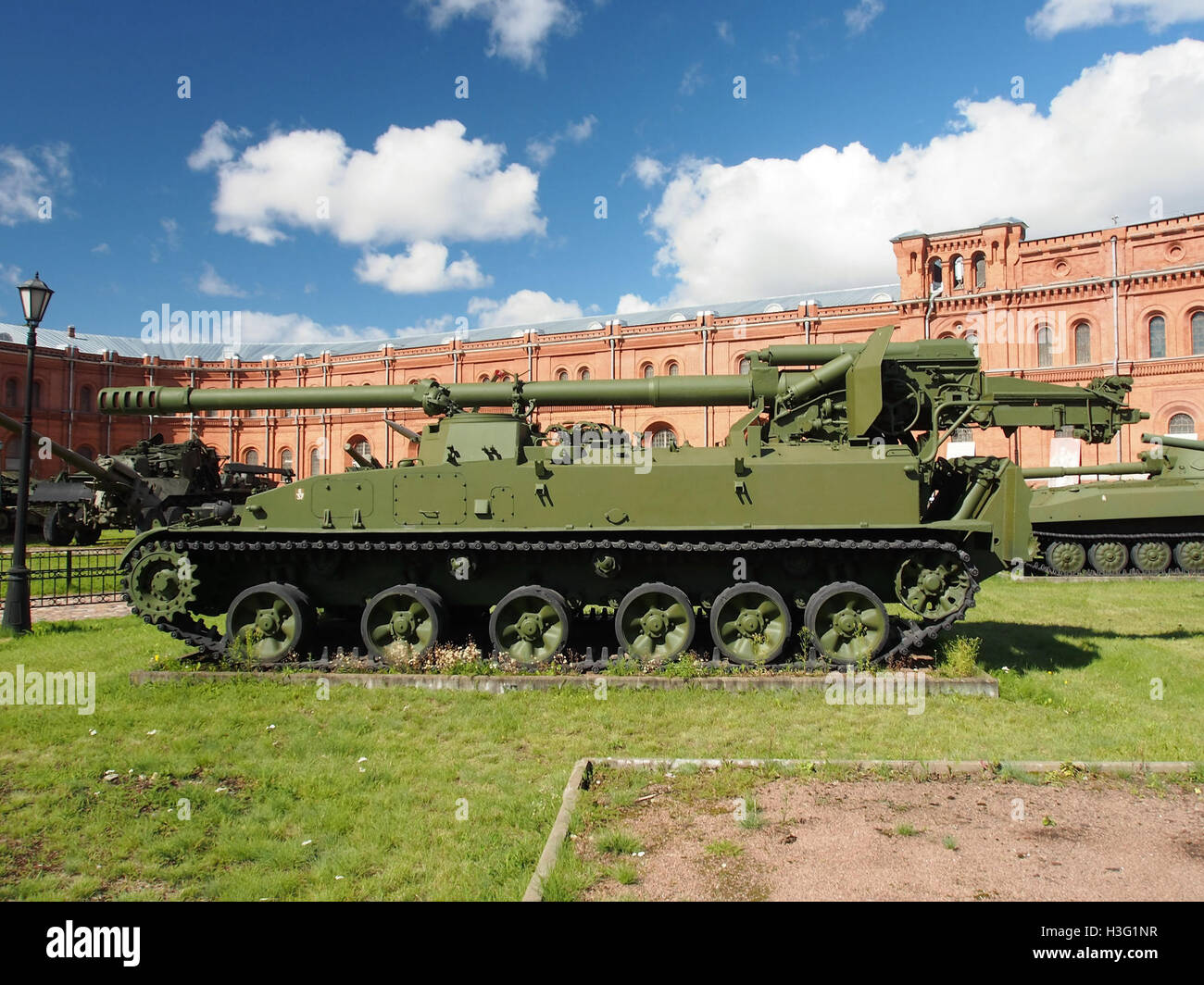 The 2S5 Giatsint-S is a Soviet-era self-propelled artillery system ...