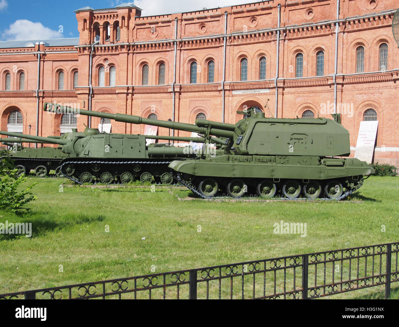 2s19 msta s howitzer hi-res stock photography and images - Alamy