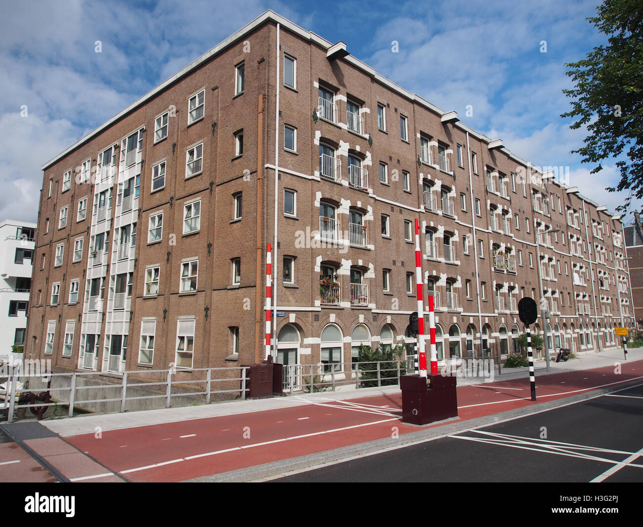 This image captures the intersection of Houtmankade and Le Mairekade ...